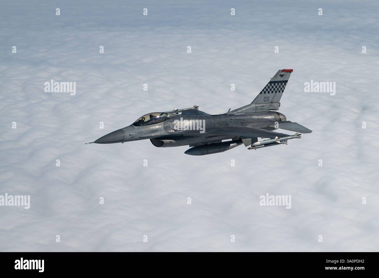 A U.S. Air Force F-16 Fighting Falcon assigned to the 36th Fighter ...