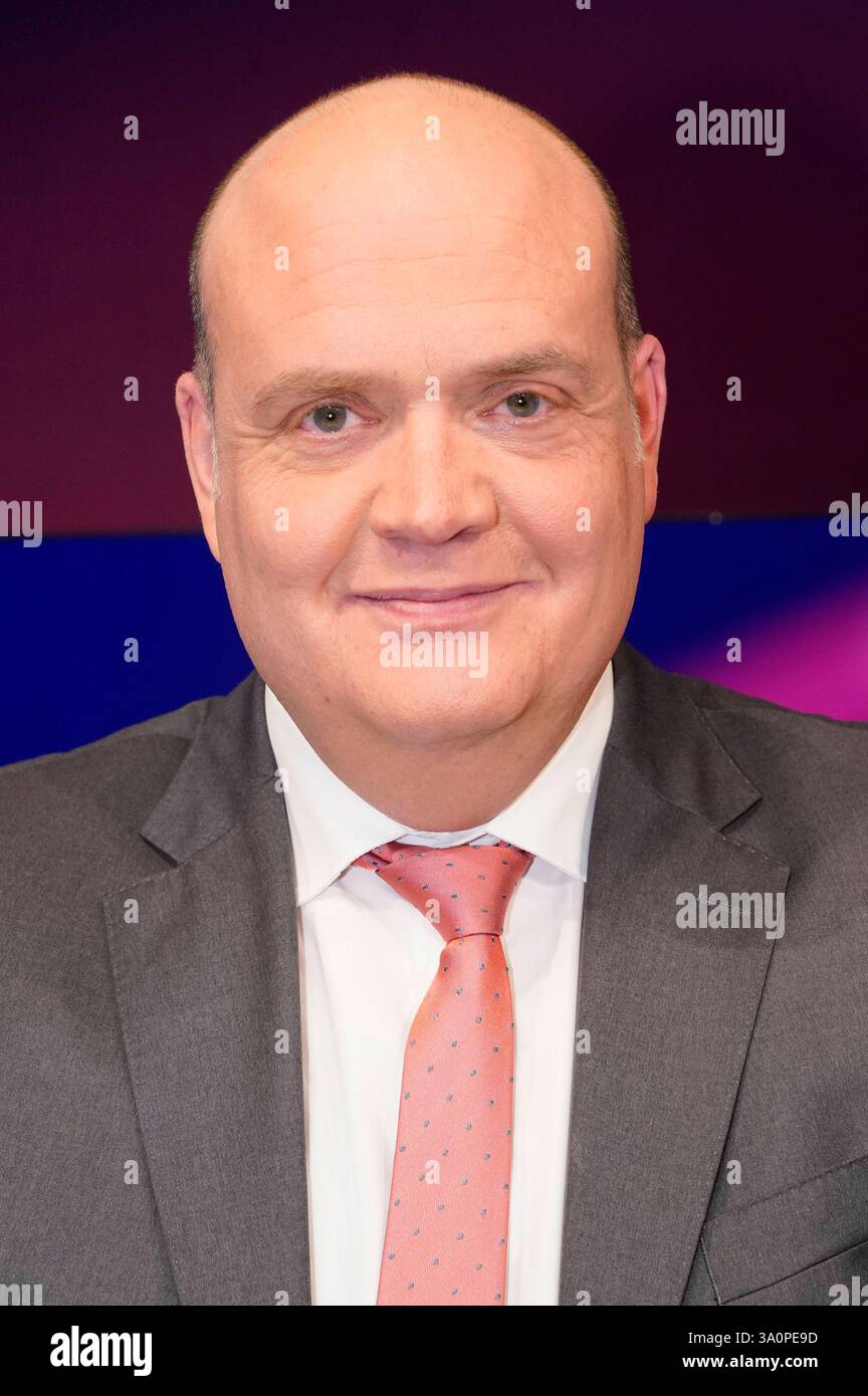 Robin Alexander in der ARD-Talkshow maischberger im Studio Berlin ...
