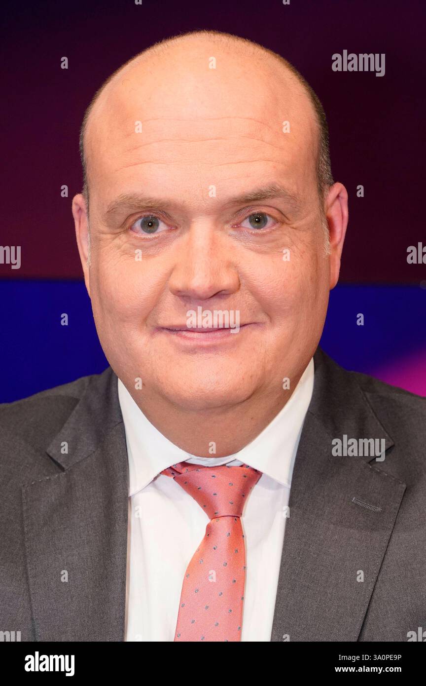 Robin Alexander in der ARD-Talkshow maischberger im Studio Berlin ...