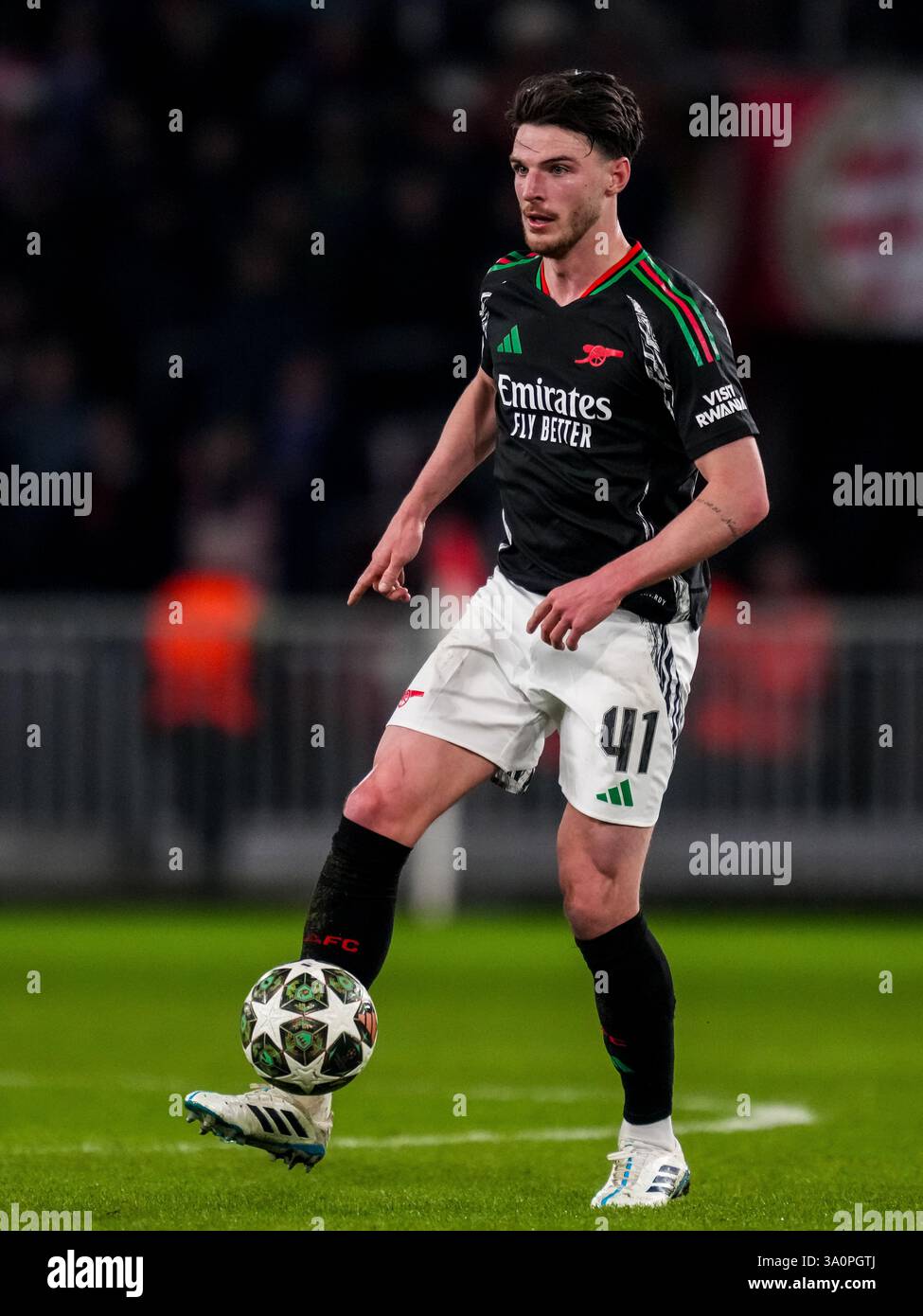 EINDHOVEN, NETHERLANDS - MARCH 4: Declan Rice of Arsenal controls the ...