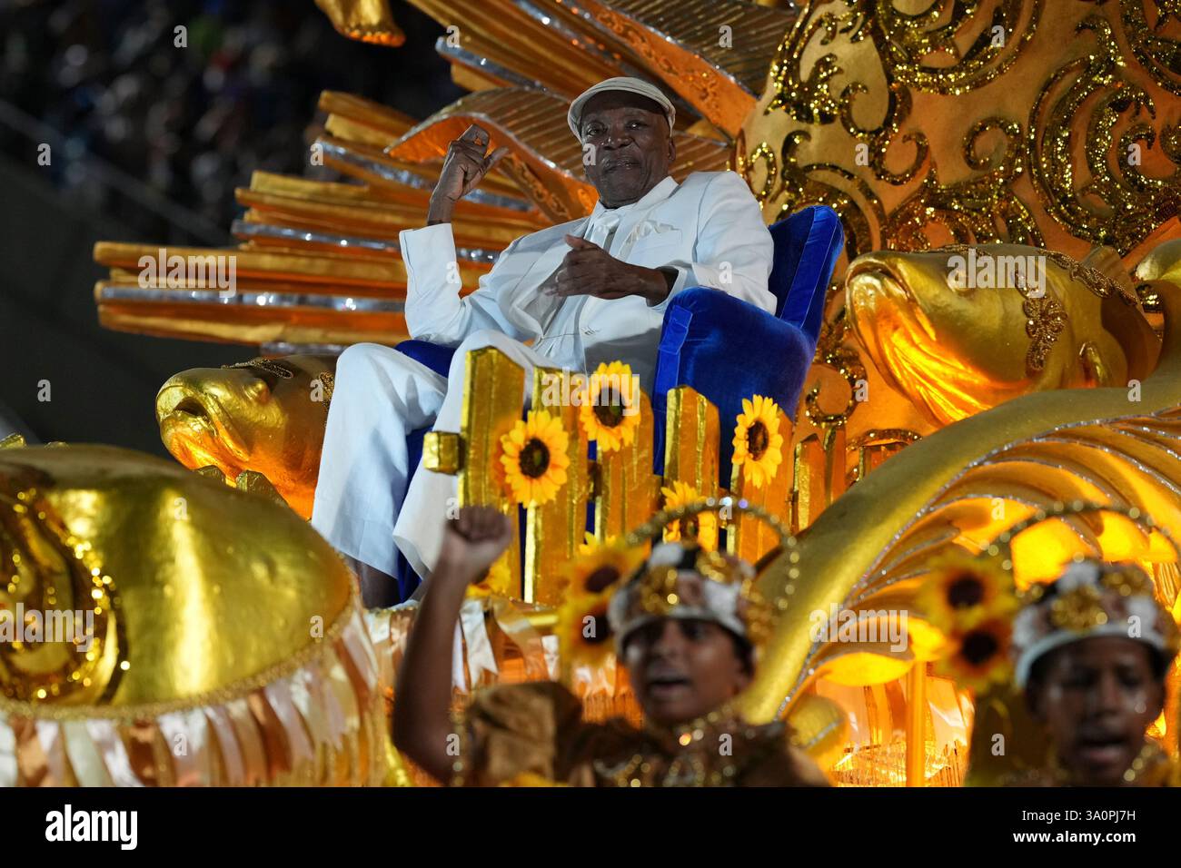 Brazilian singer Milton Nascimento is honored by Portela samba school ...