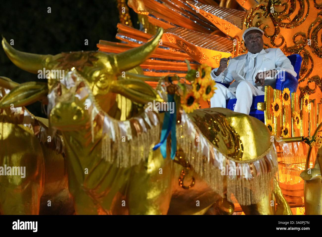 Brazilian singer Milton Nascimento is honored by Portela samba school ...