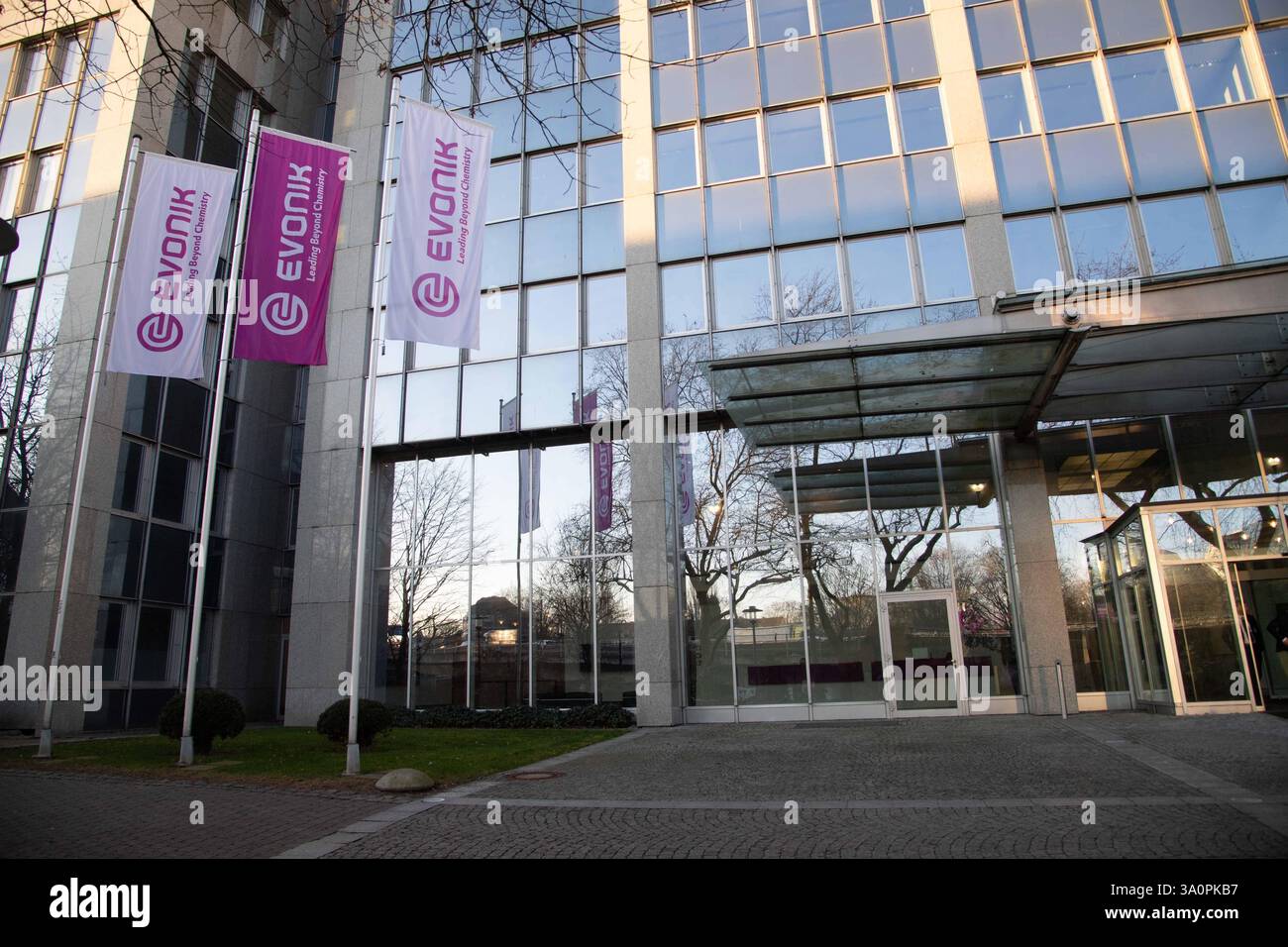 Die Konzernhzentrale von EVONIK in Essen, Aussenansicht, Fahnen ...