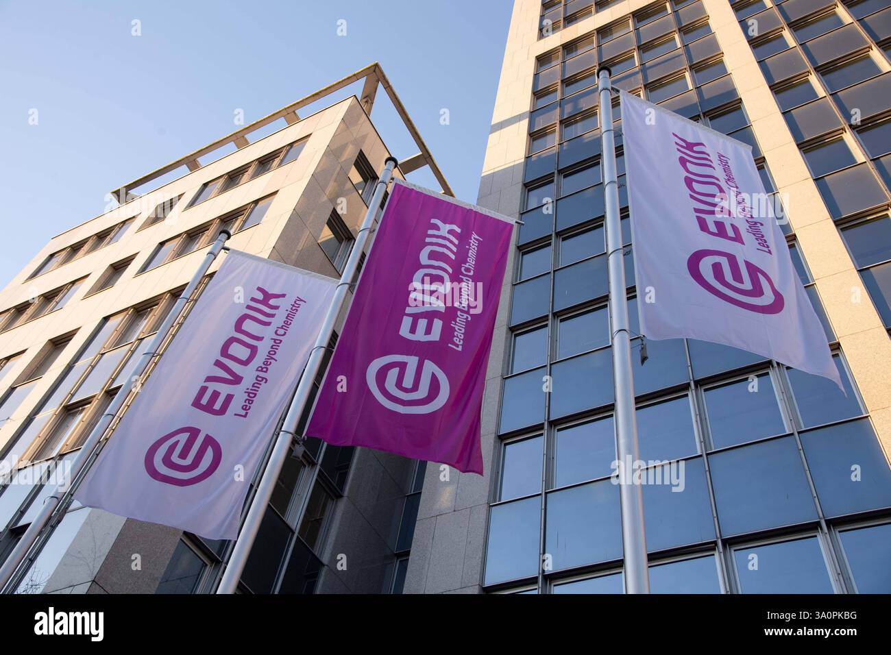 Die Konzernhzentrale von EVONIK in Essen, Aussenansicht, Fahnen ...