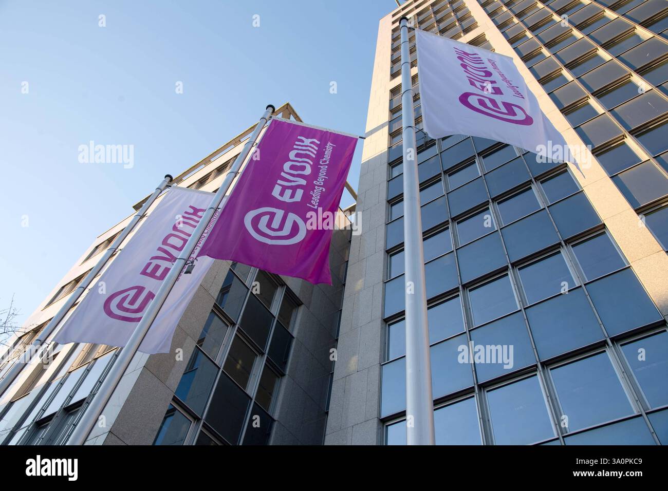 Die Konzernhzentrale von EVONIK in Essen, Aussenansicht, Fahnen ...