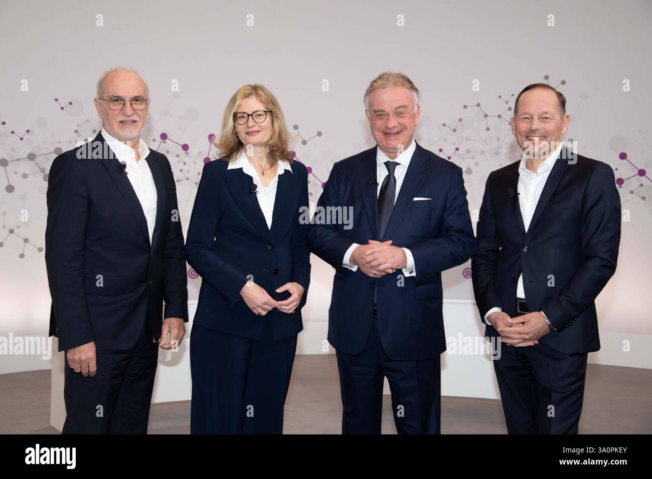 Der Vorstand der Evonik Industries AG, von links: Harald SCHWAGER ...