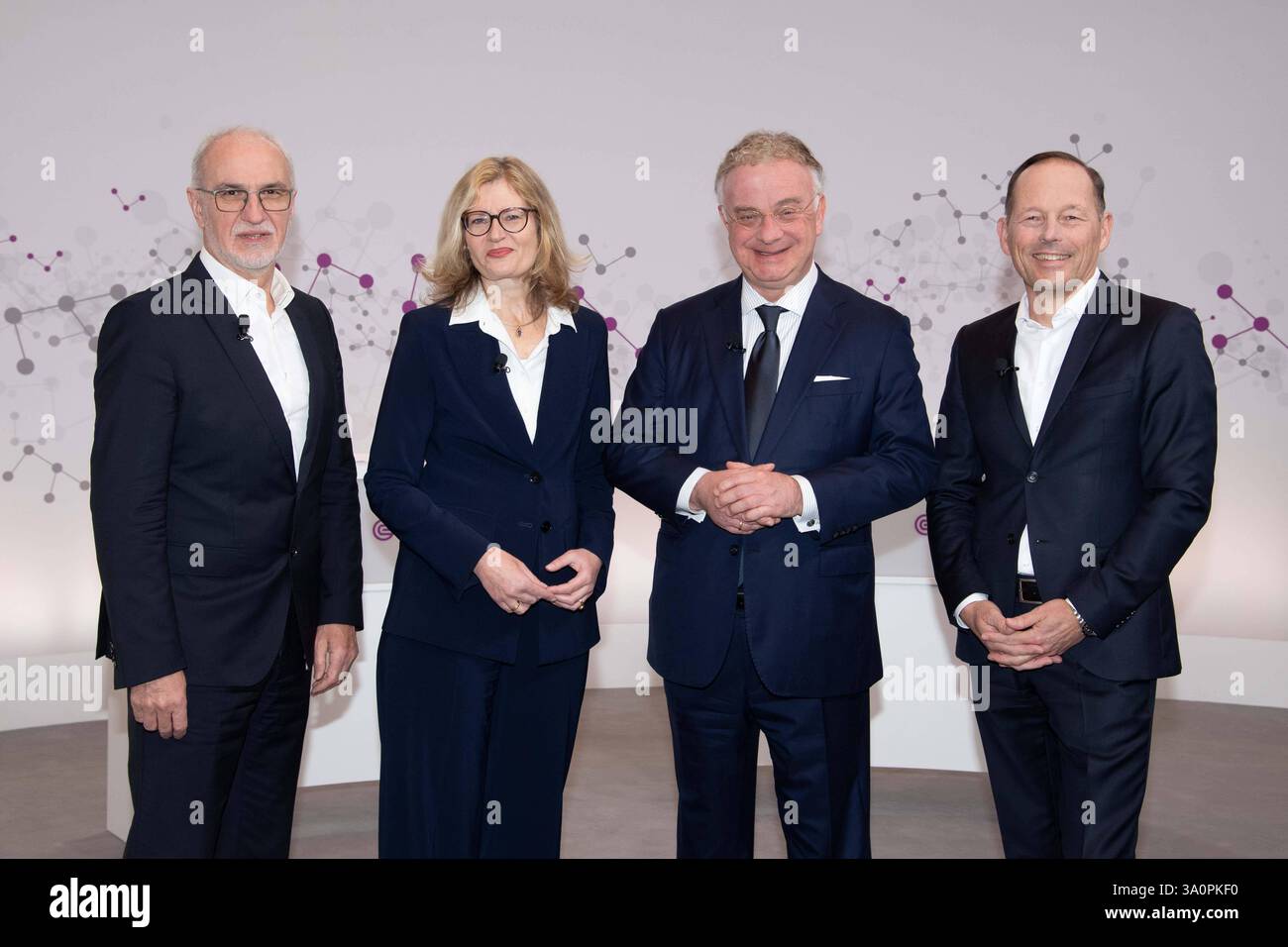 Der Vorstand der Evonik Industries AG, von links: Harald SCHWAGER ...