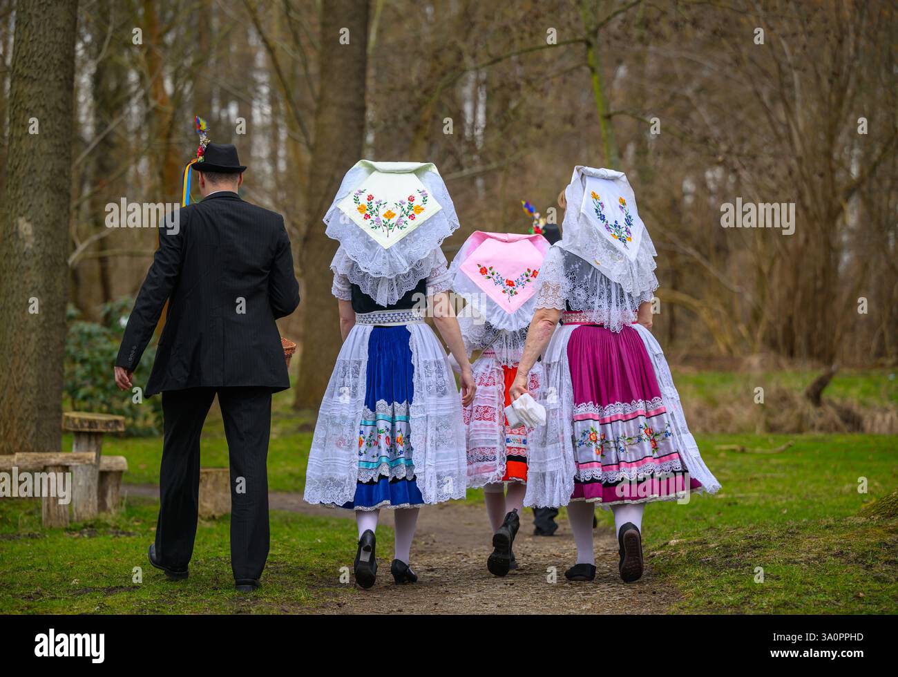 23 February 2025, Brandenburg, Raddusch: People in traditional Wendish ...