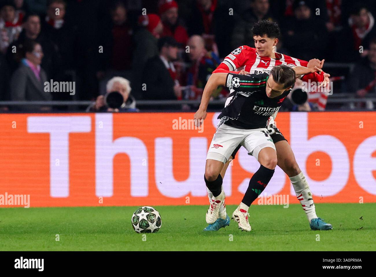 Leandro Trossard of Arsenal and Richard Ledezma of PSV during the UEFA Champions League, Round ...