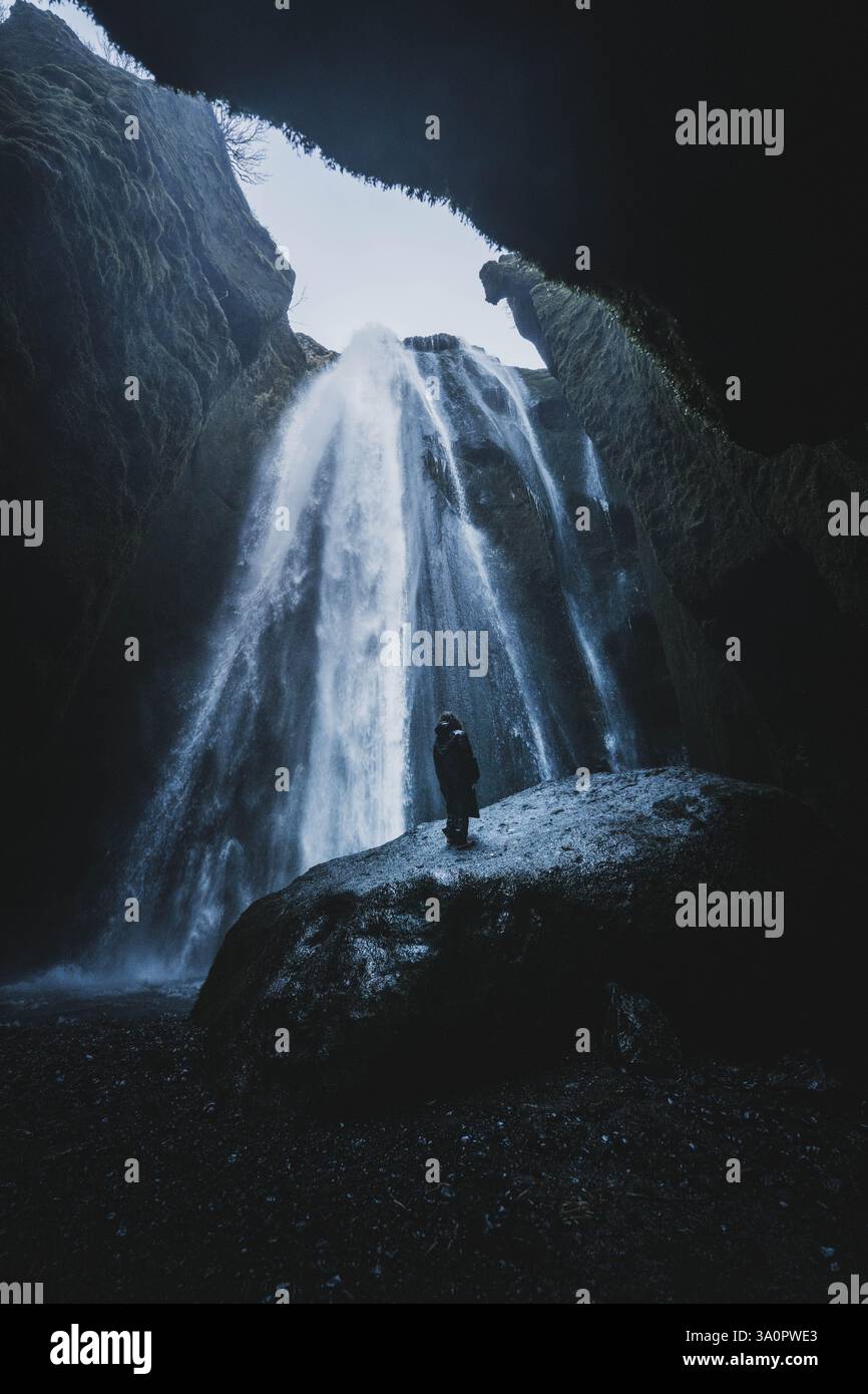 Der Gljúfrabúi oder Gljúfurárfoss Wasserfall ist ein 40 Meter hoher ...