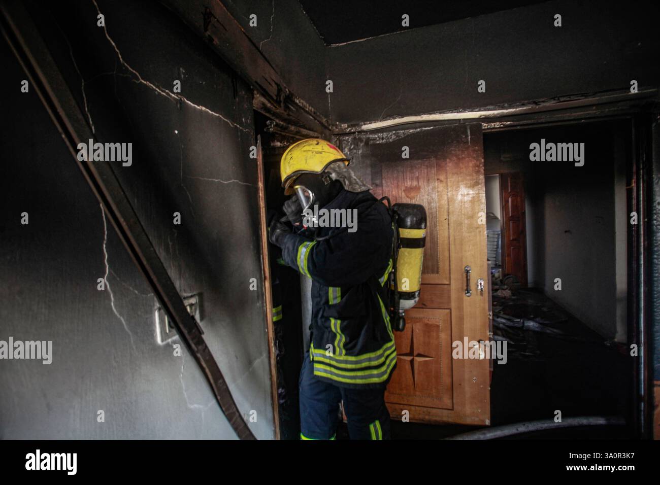 Nablus, Palestine. 04th Mar, 2025. A Palestinian firefighter carries an oxygen cylinder in a ...