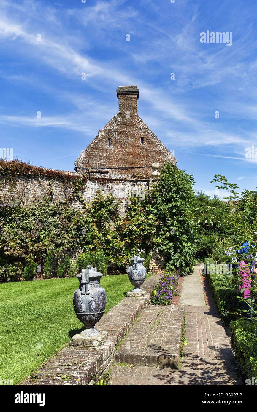 Galleries on a wall, Sissinghurst Castle and Garden, Cranbrook, Kent ...