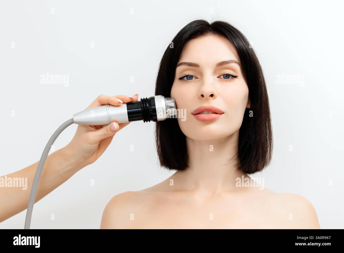 Cosmetology medical device for radiofrequency lifting procedure for ...