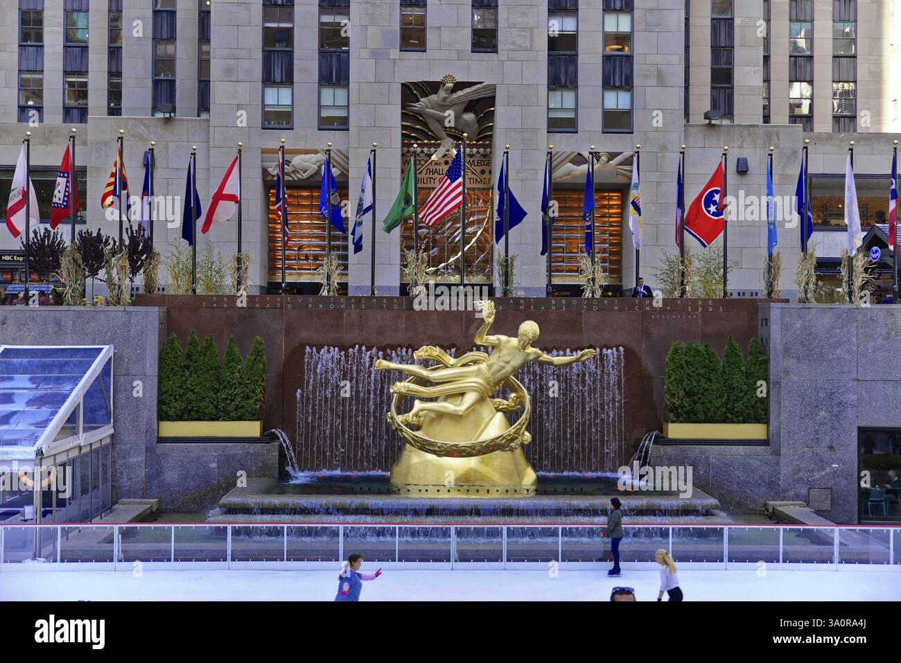 Prometheus bronze sculpture at Rockefeller Center building in New York ...
