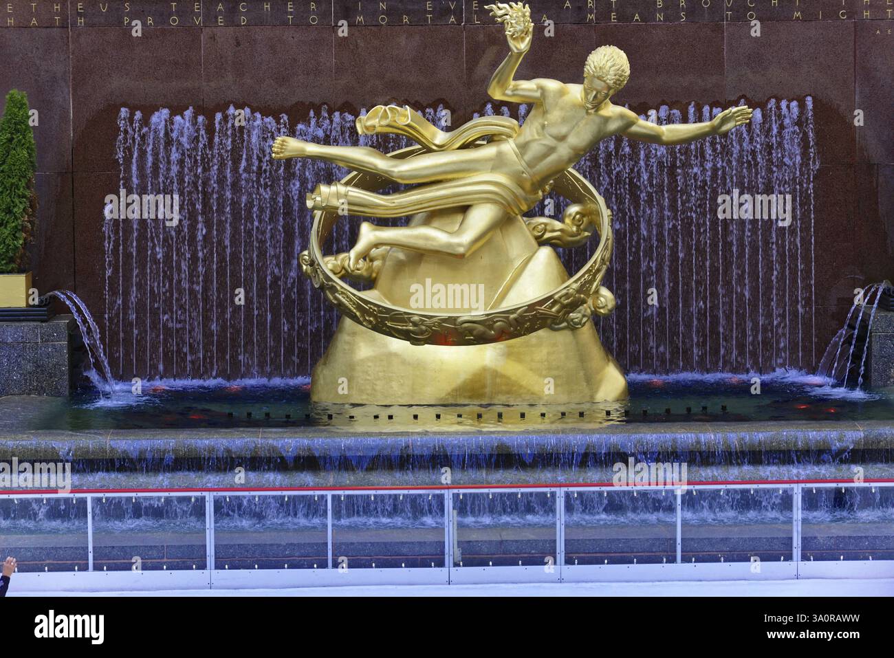 Prometheus bronze sculpture at the Rockefeller Center building in New ...