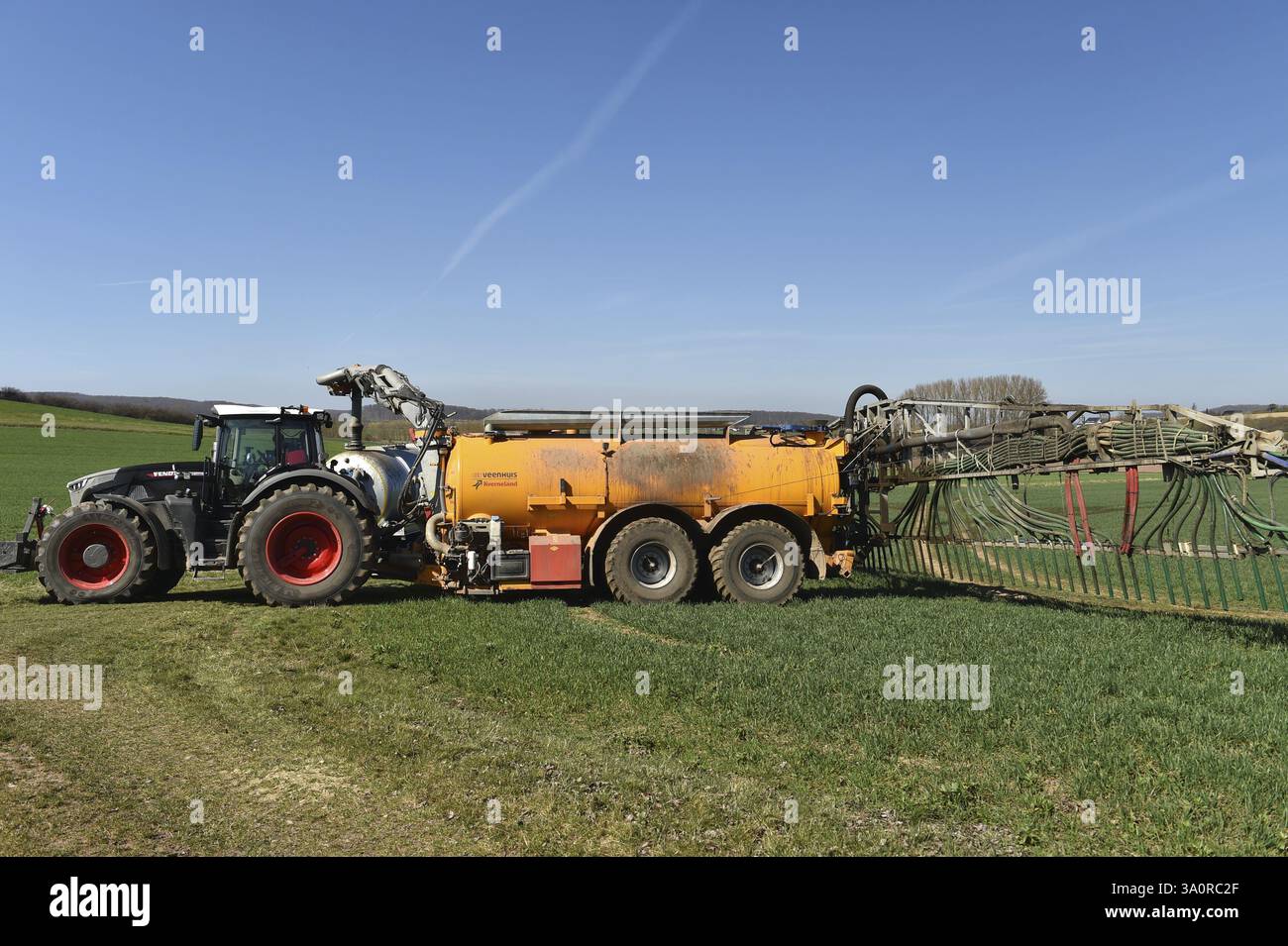 Tractor with Veenhuis slurry tanker in the field Stock Photo - Alamy