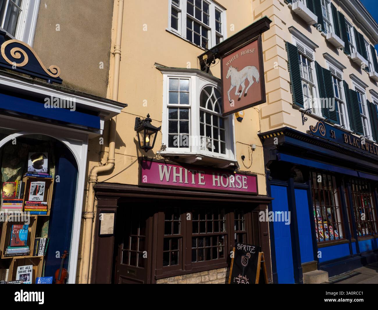 White Horse Pub, Inside Blackwells, Oxford, Oxfordshire, England, UK ...