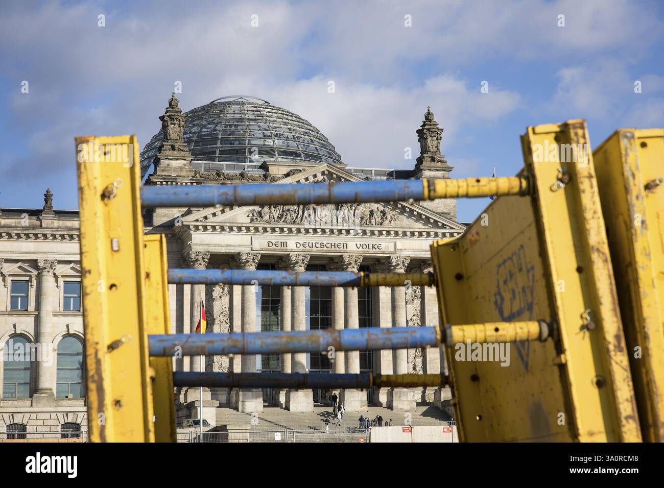 Reichstag building in Berlin Mitte behind wall formwork due to ...