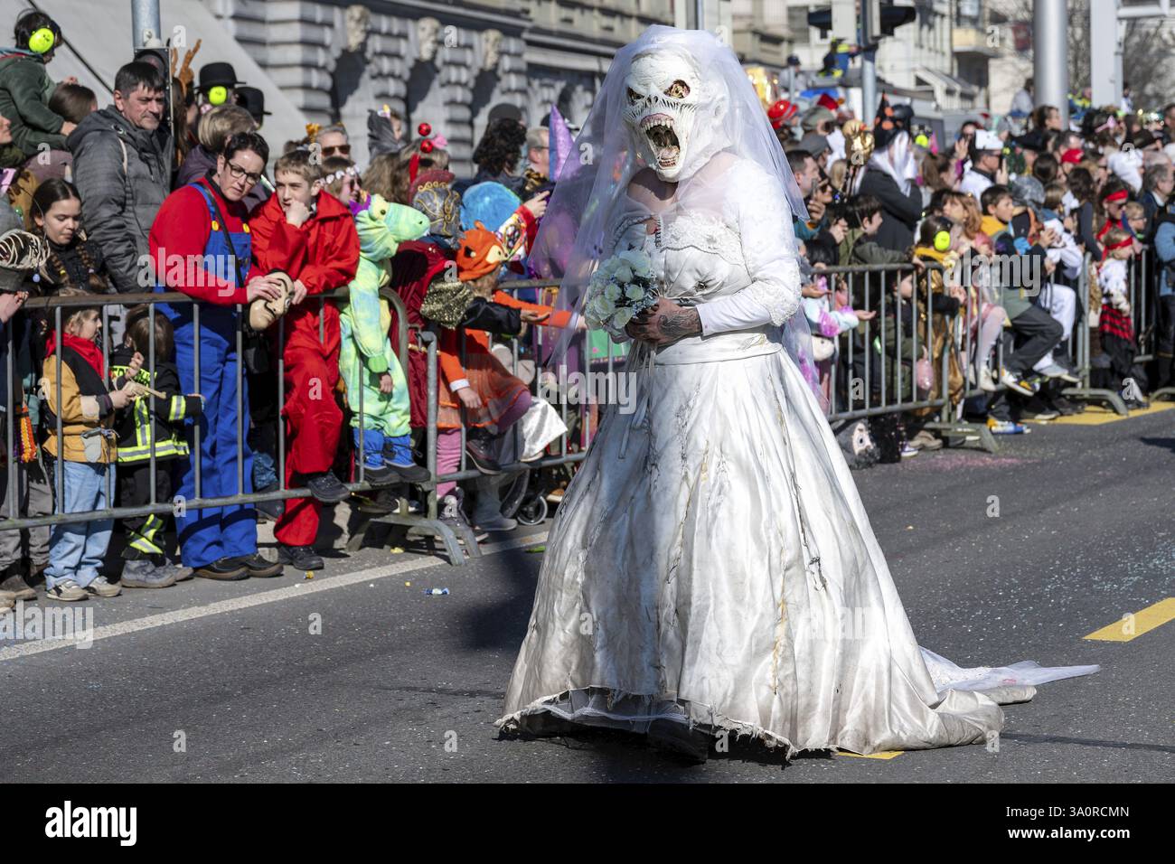 Ghost bride hi-res stock photography and images - Alamy