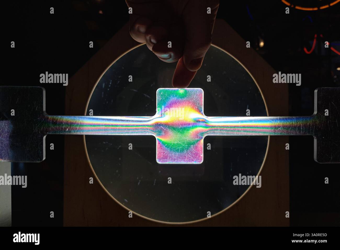 A polarized light experiment reveals stress patterns in a plastic ...