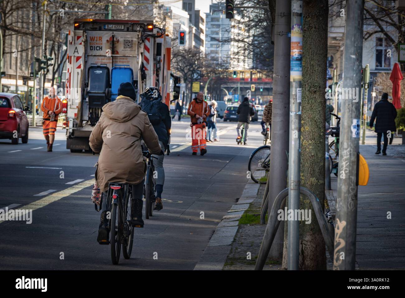 Berlin Charlottenburg Kantstraße, Verkehr, Straßenverkehr, Radfahrer ...