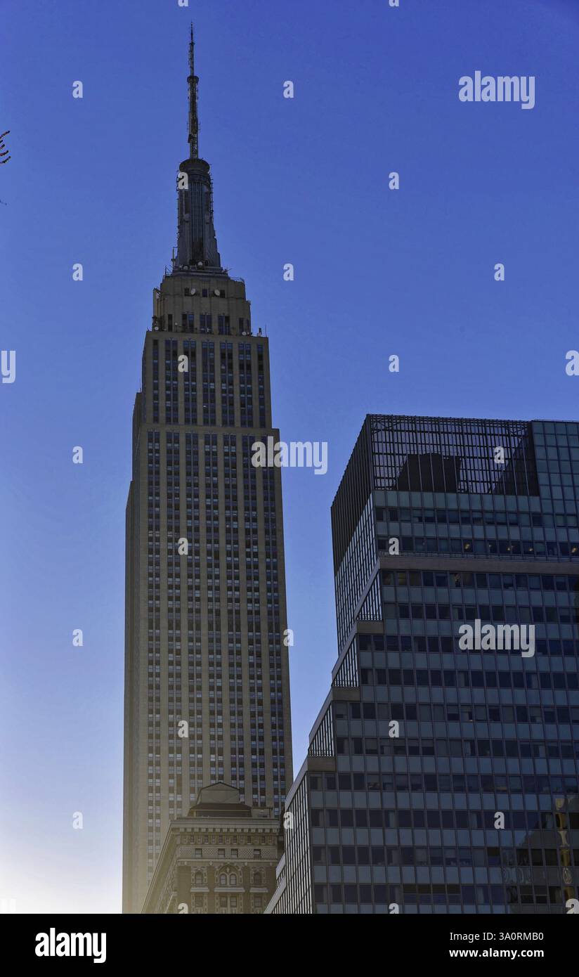 Clear view of the Empire State high-rise building, Midtown Manhattan ...