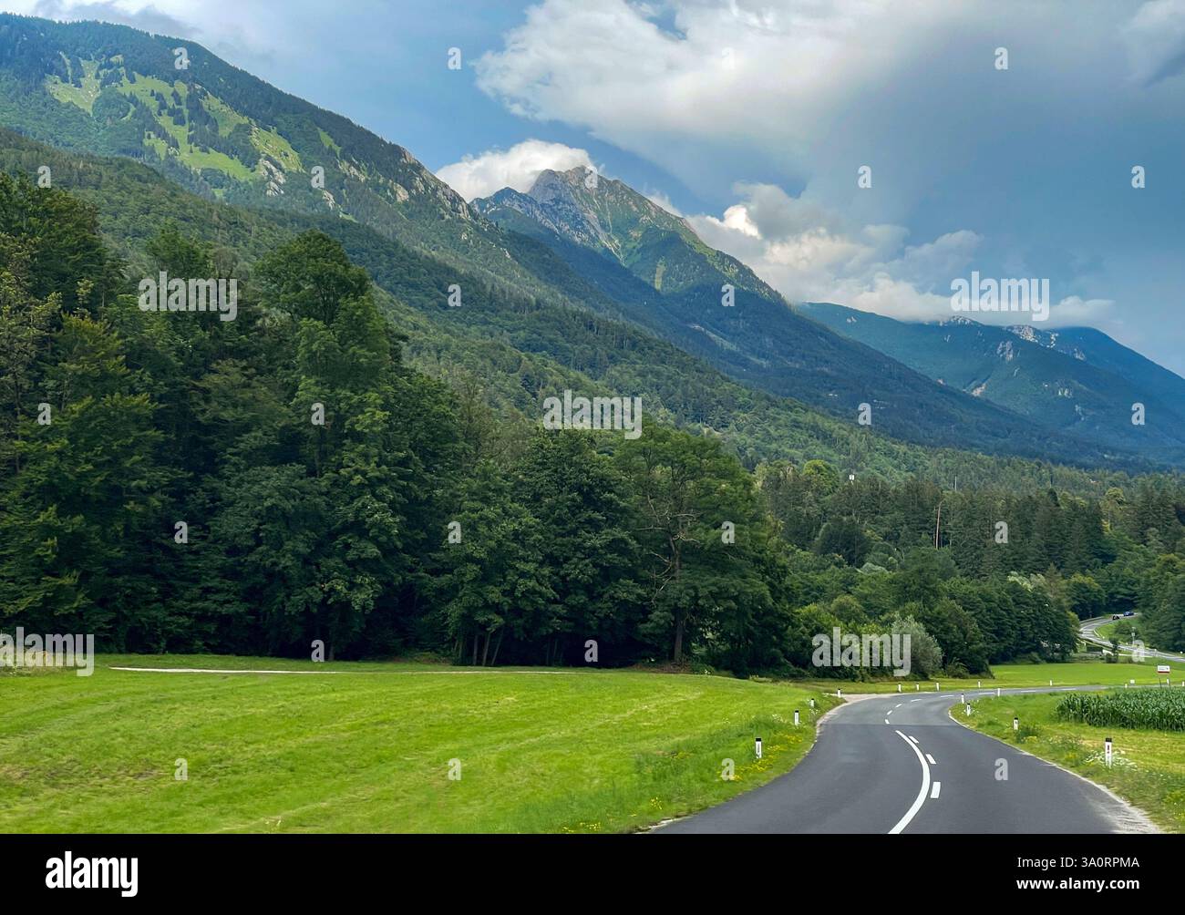 Storm chasing cars hi-res stock photography and images - Alamy