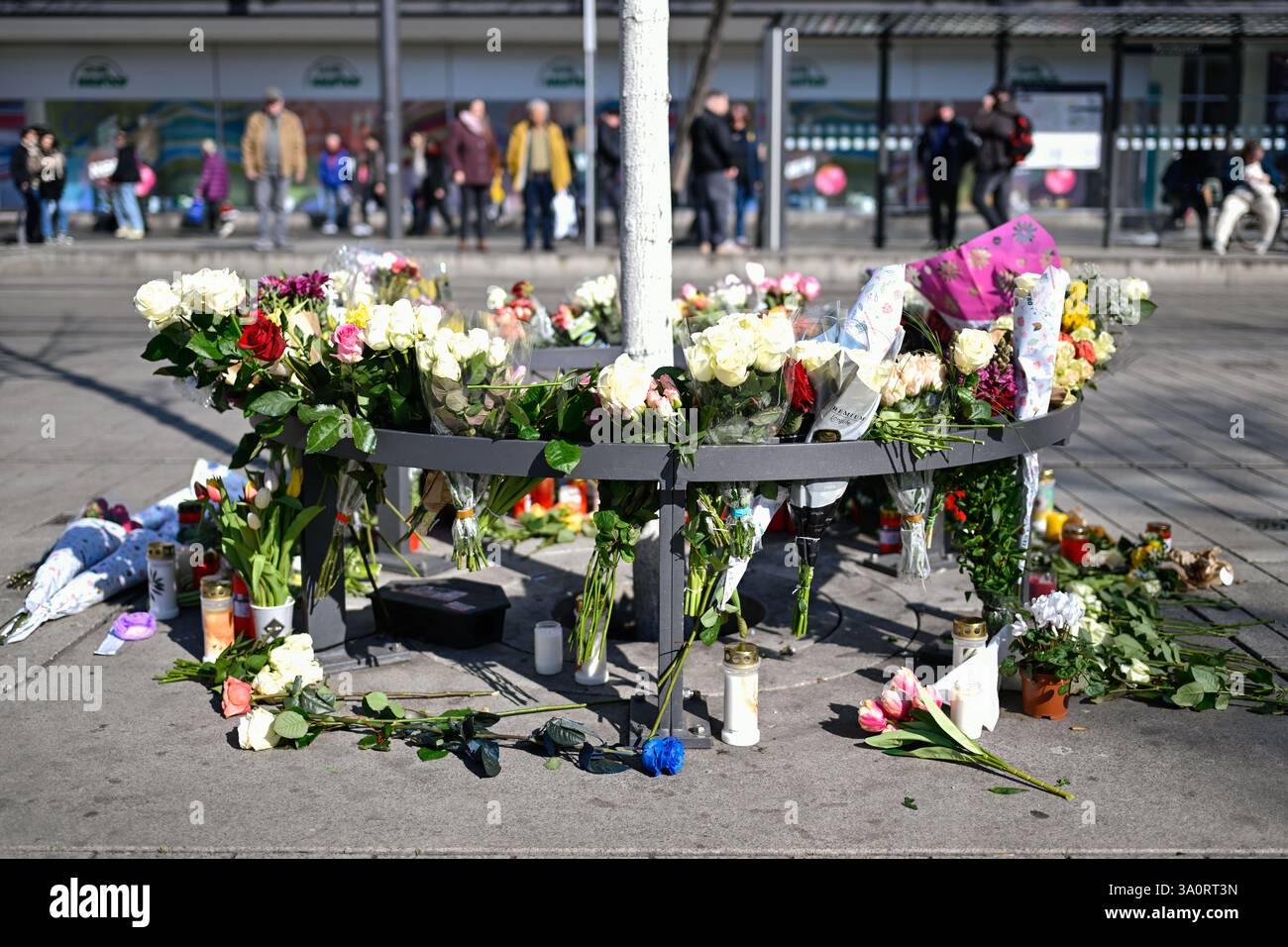 Mannheim, Germany. 05th Mar, 2025. Flowers and candles lie on ...