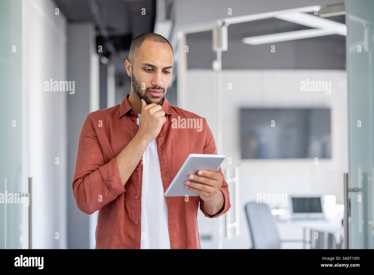 Thinking employee man tablet hi-res stock photography and images - Alamy