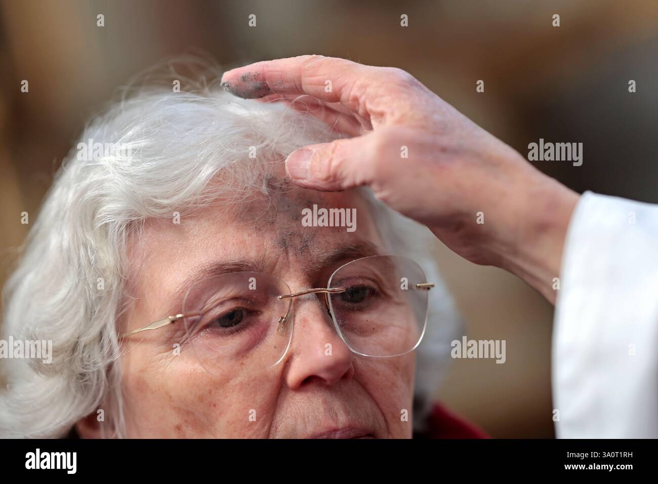 Huy, Germany. 05th Mar, 2025. Brother Antonius draws the ash cross on ...