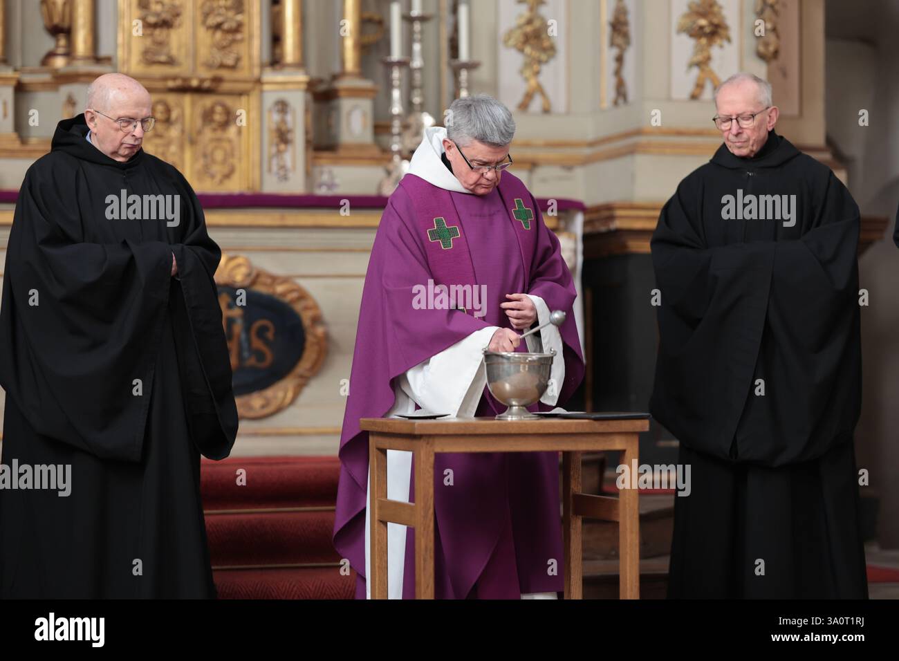 Huy, Germany. 05th Mar, 2025. Brother Antonius blesses the ashes from ...