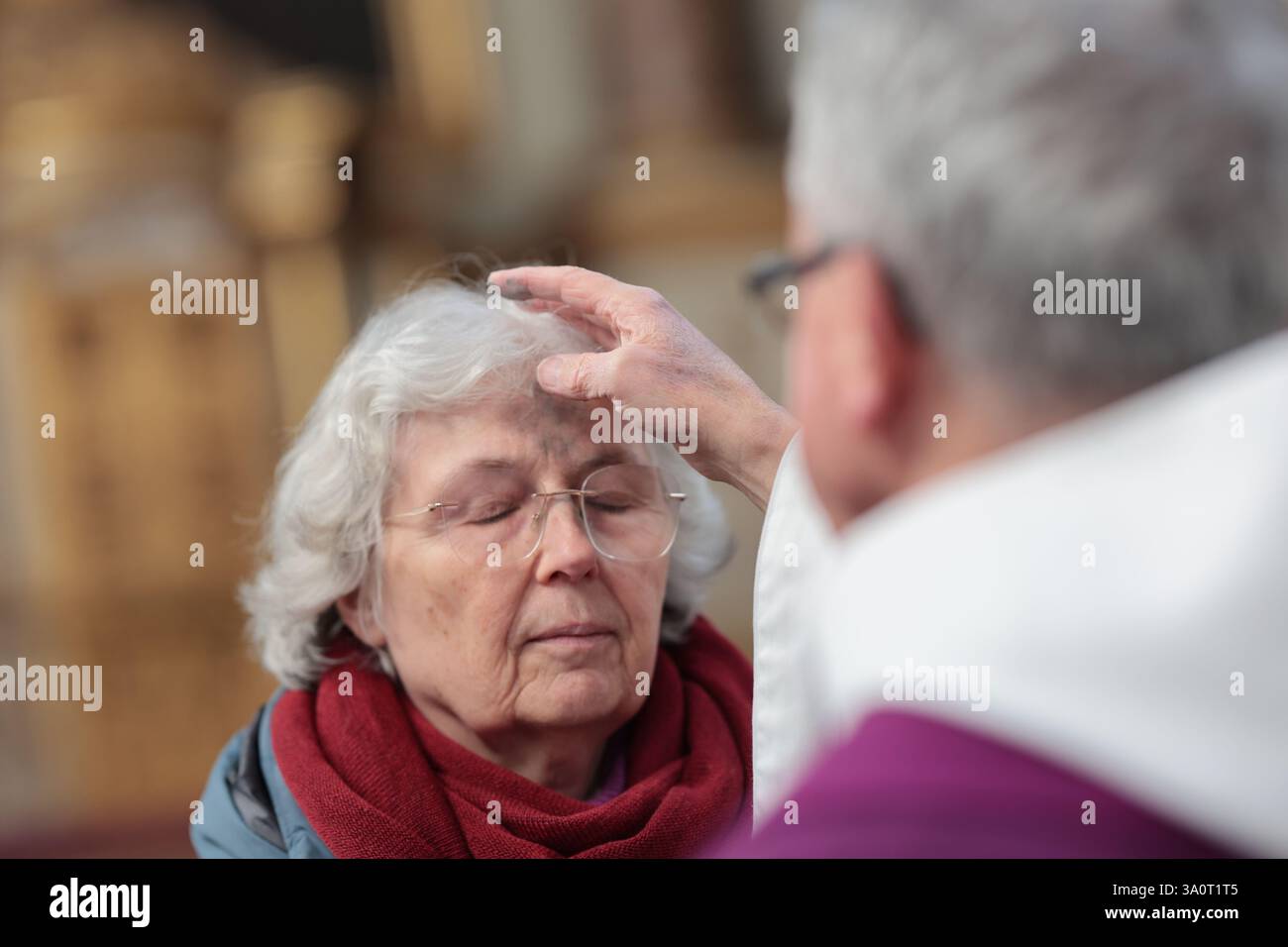 05 March 2025, Saxony-Anhalt, Huy: Brother Antonius draws the ash cross ...