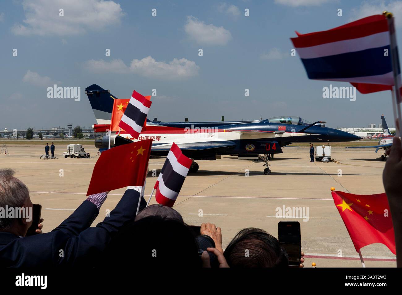 Bangkok, Thailand. 05th Mar, 2025. Chinese people wave flags as they ...