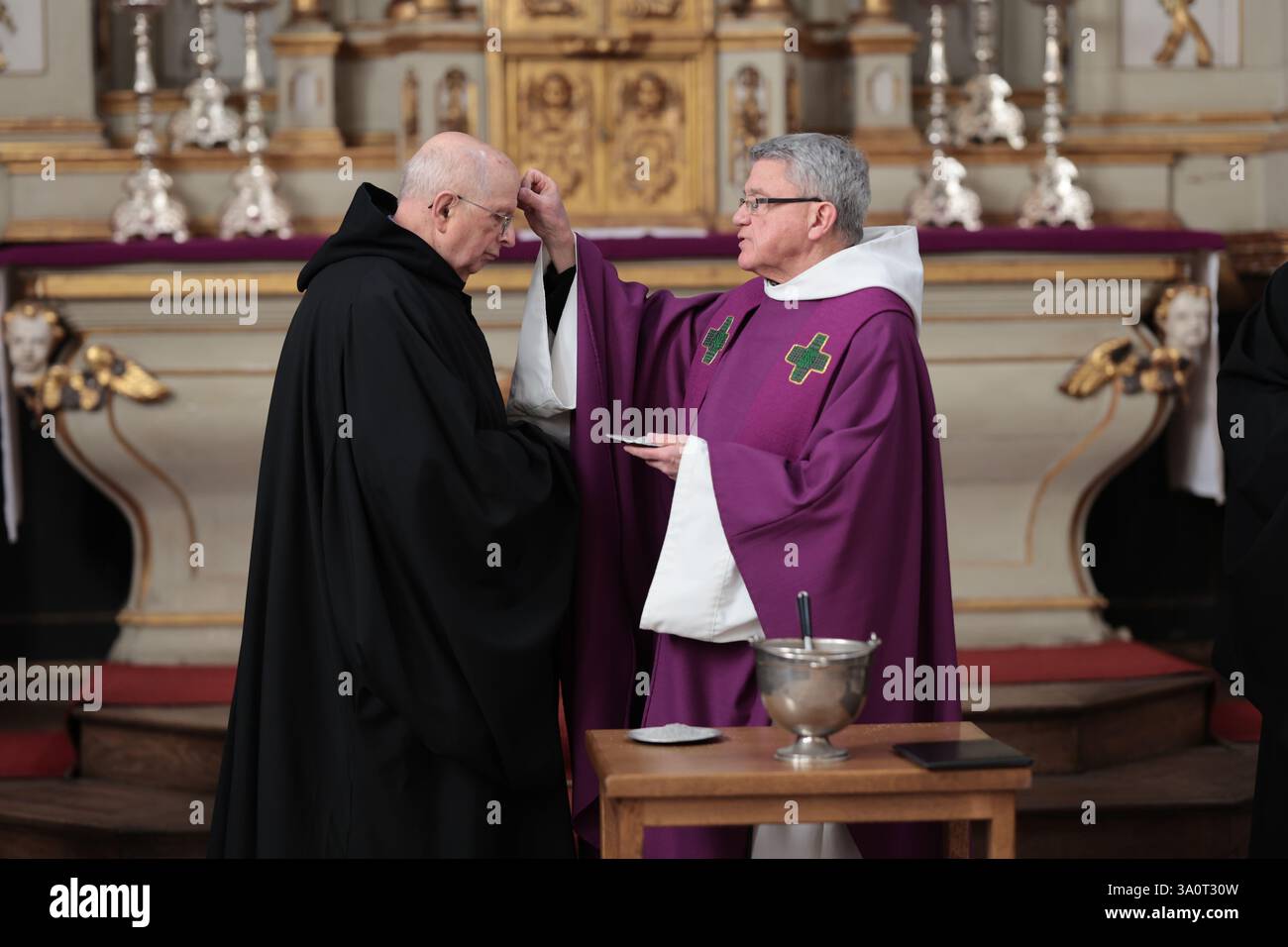 Huy, Germany. 05th Mar, 2025. Brother Antonius draws the ash cross on ...