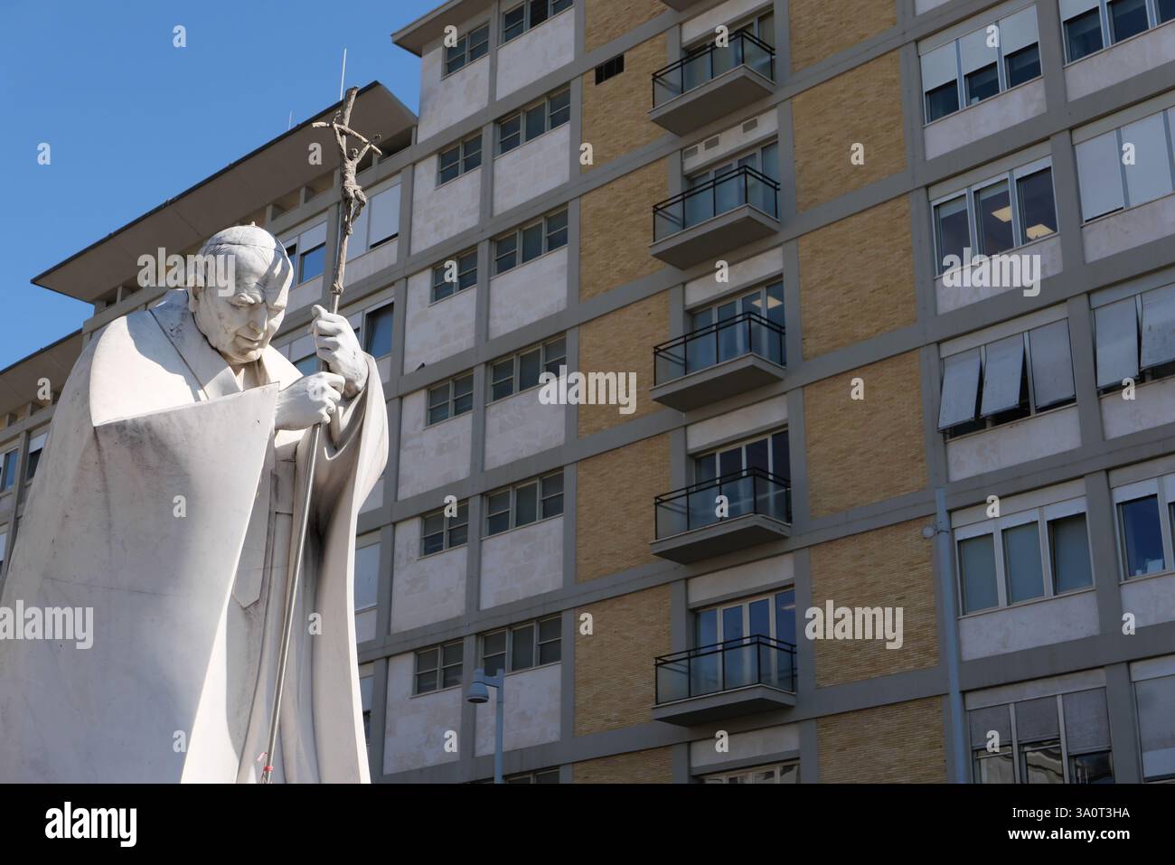 AN EXTERNAL VIEW OF THE POLICLINICO GEMELLI HOSPITAL Stock Photo - Alamy