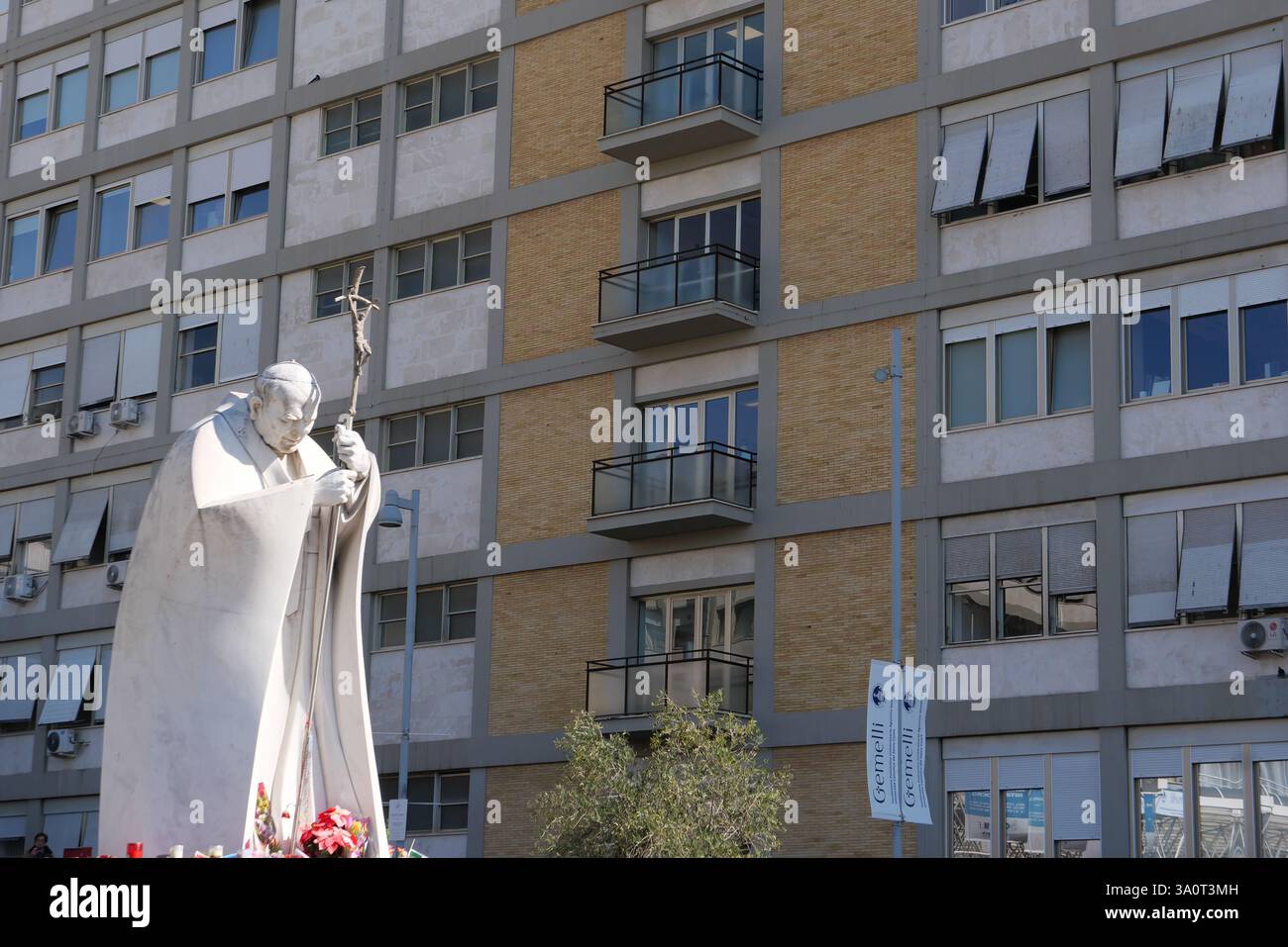 AN EXTERNAL VIEW OF THE POLICLINICO GEMELLI HOSPITAL Stock Photo - Alamy