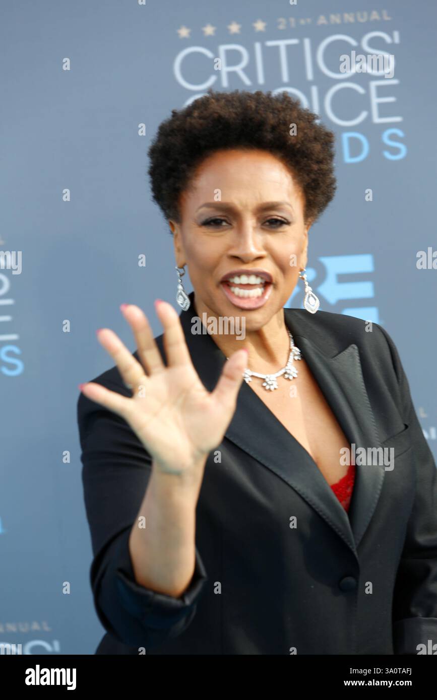 Jennifer Lewis arrives at the 21st Annual CriticsÕ Choice Awards at ...