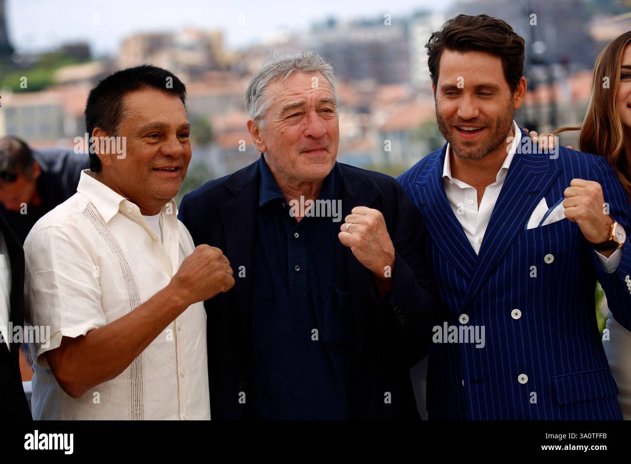 Boxer Roberto Duran (l-r), actors Robert de Niro and Edgar Ramirez ...