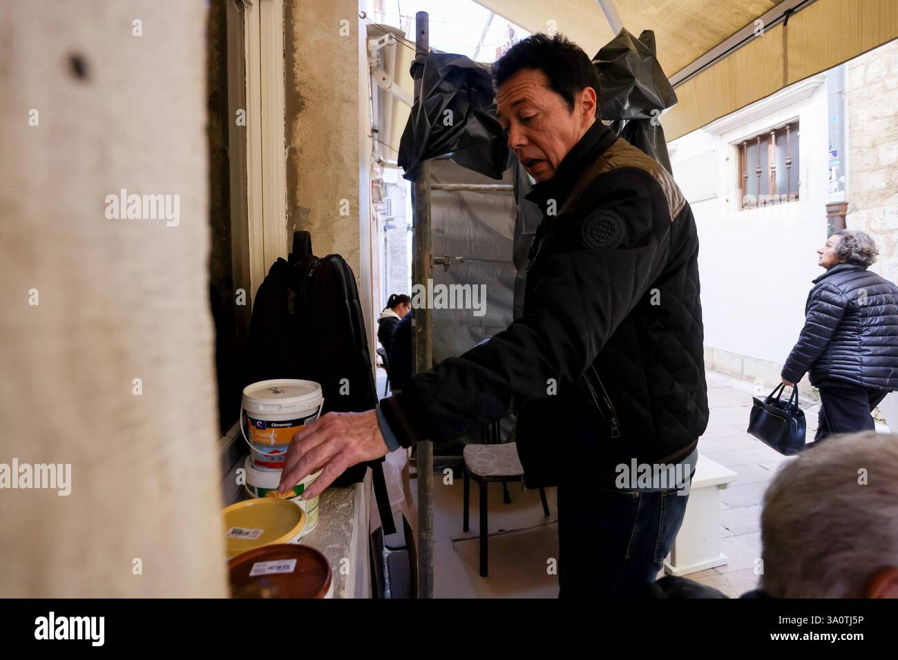 Croatian artist Valentino Radman creates an Luka Modric mural in Zadar ...