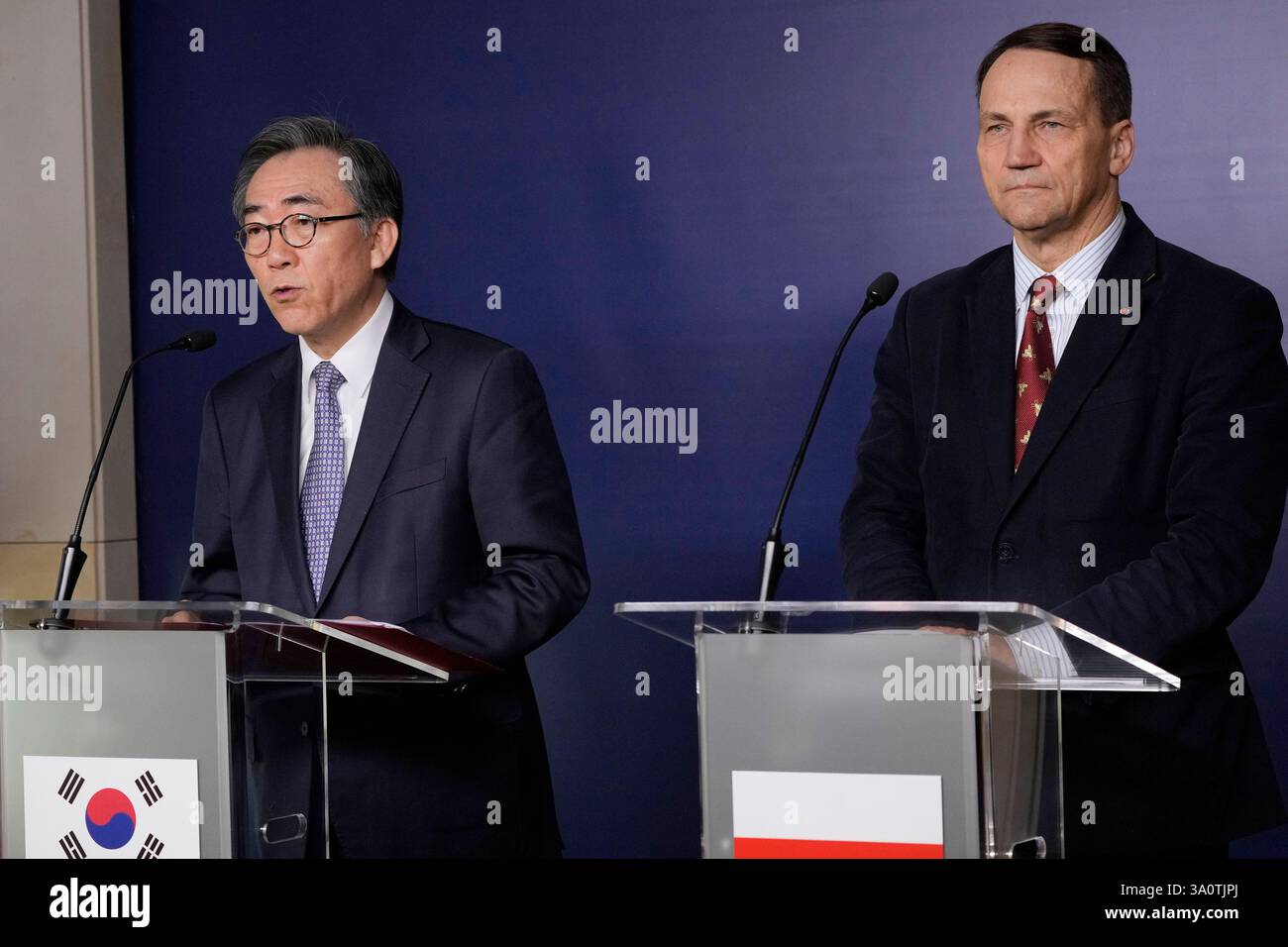 South Korean Minister of Foreign Affairs Cho Tae-Yul ,left, and Poland ...