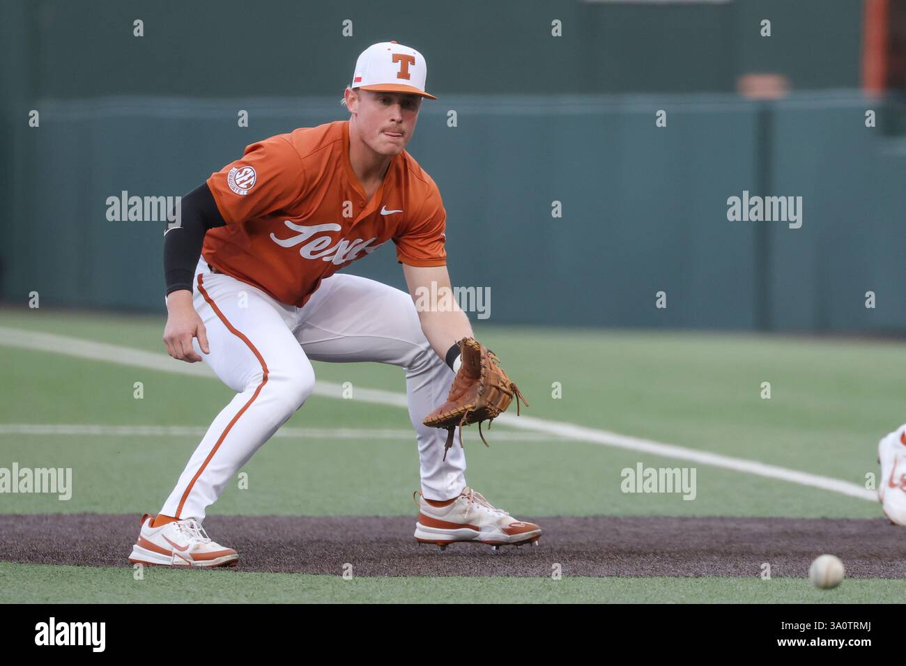 AUSTIN, TX - MARCH 04: Texas catcher Kimble Schuessler (10) readies to ...