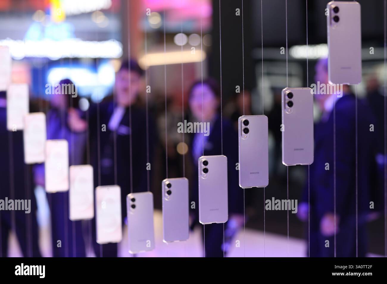 Barcelona, Spain. 5th Mar, 2025. People view smartphones at the 2025 ...