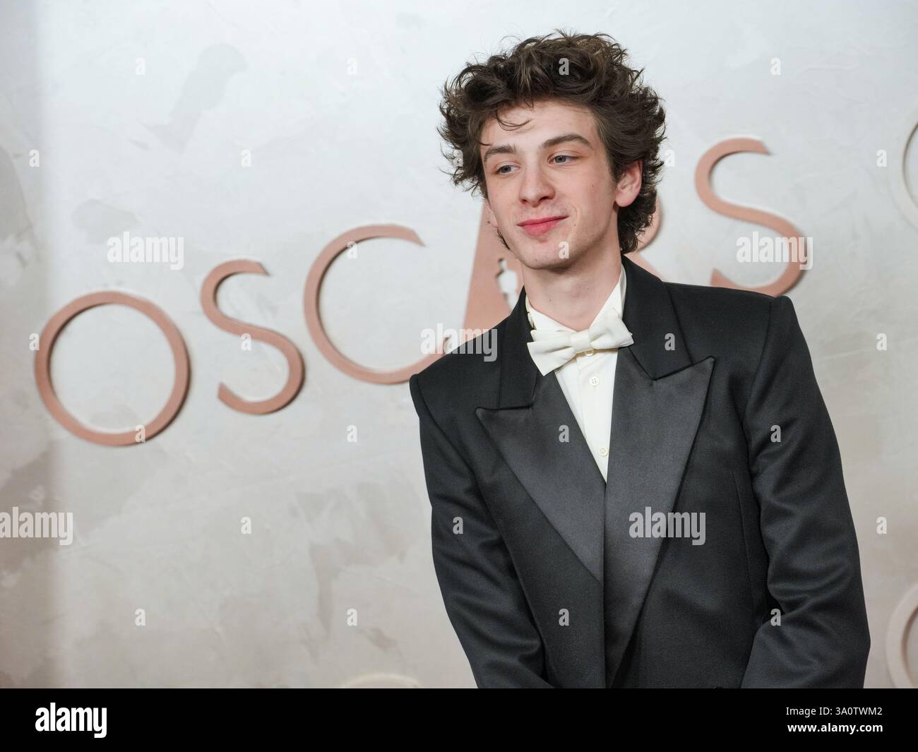 Los Angeles, USA. 02nd Mar, 2025. Mark Eydelshteyn walking on the red ...