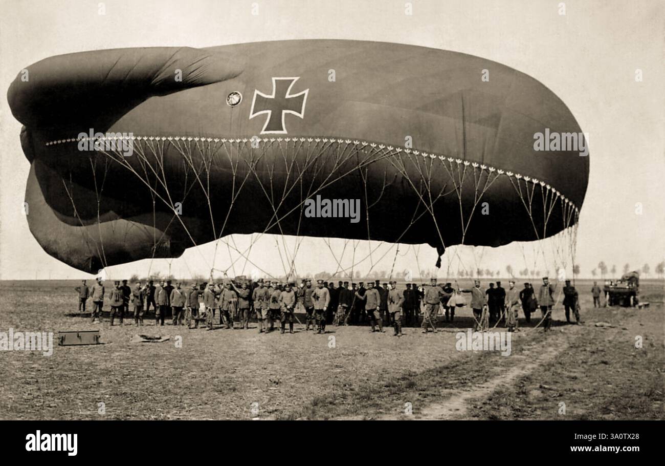 1917 , GERMANY : German Soldiers Feldluftschiffer with Captive Balloon ...