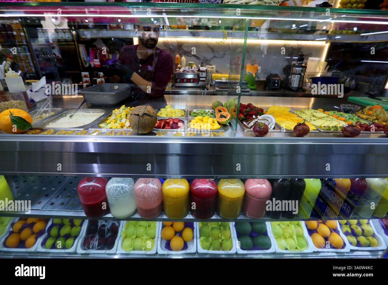 (250305) -- BEIRUT, March 5, 2025 (Xinhua) -- A juice seller prepares ...