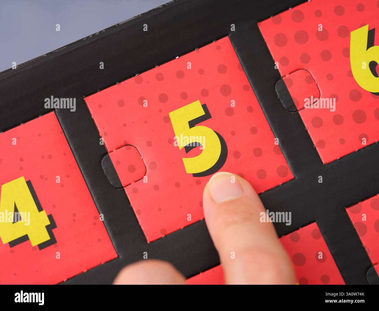 Number five surprise box hi-res stock photography and images - Alamy