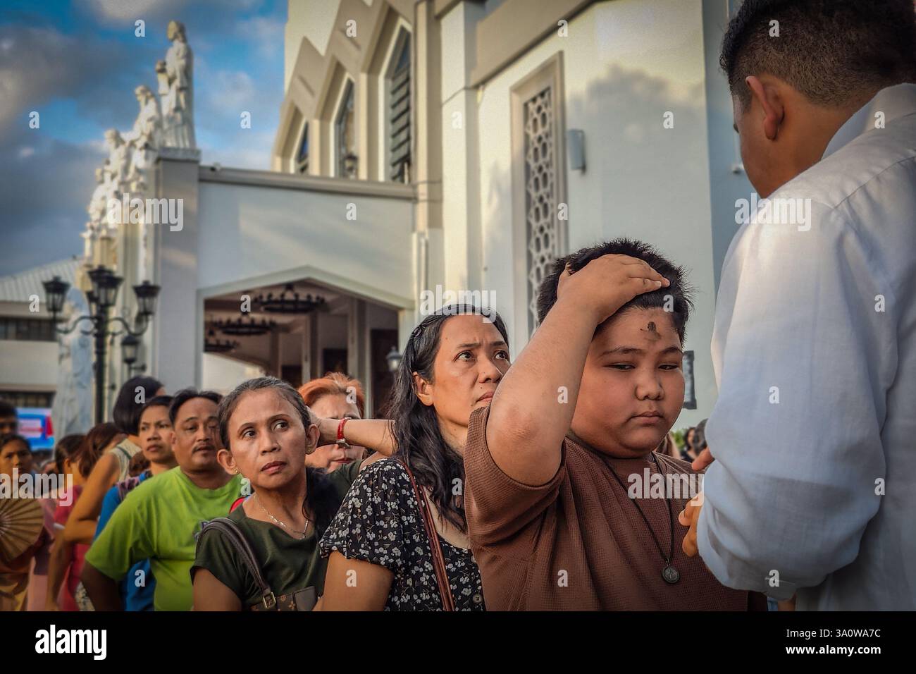 Calabarzon, Philippines. 05th Mar, 2025. Catholic believers line up to ...