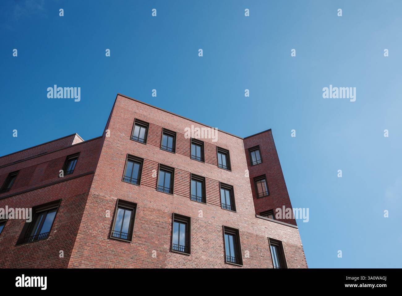 Building exterior multiple windows hi-res stock photography and images ...