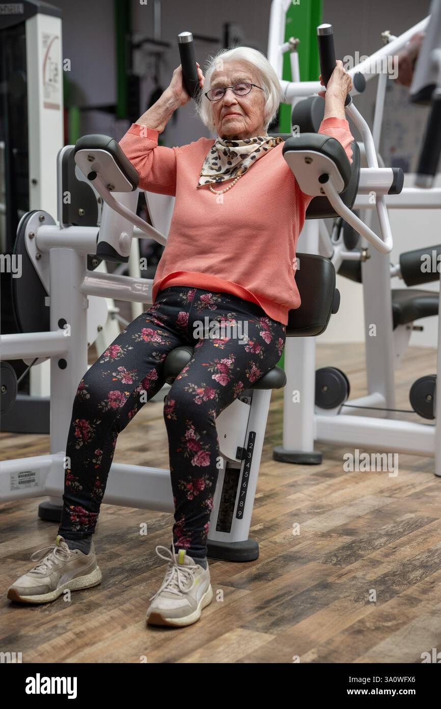 Bernkastel Kues, Germany. 05th Mar, 2025. Gabi Lord works out at the ...