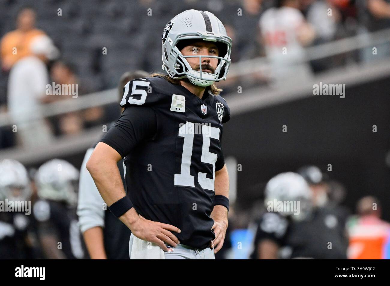 FILE - Las Vegas Raiders quarterback Gardner Minshew (15) warms up ...